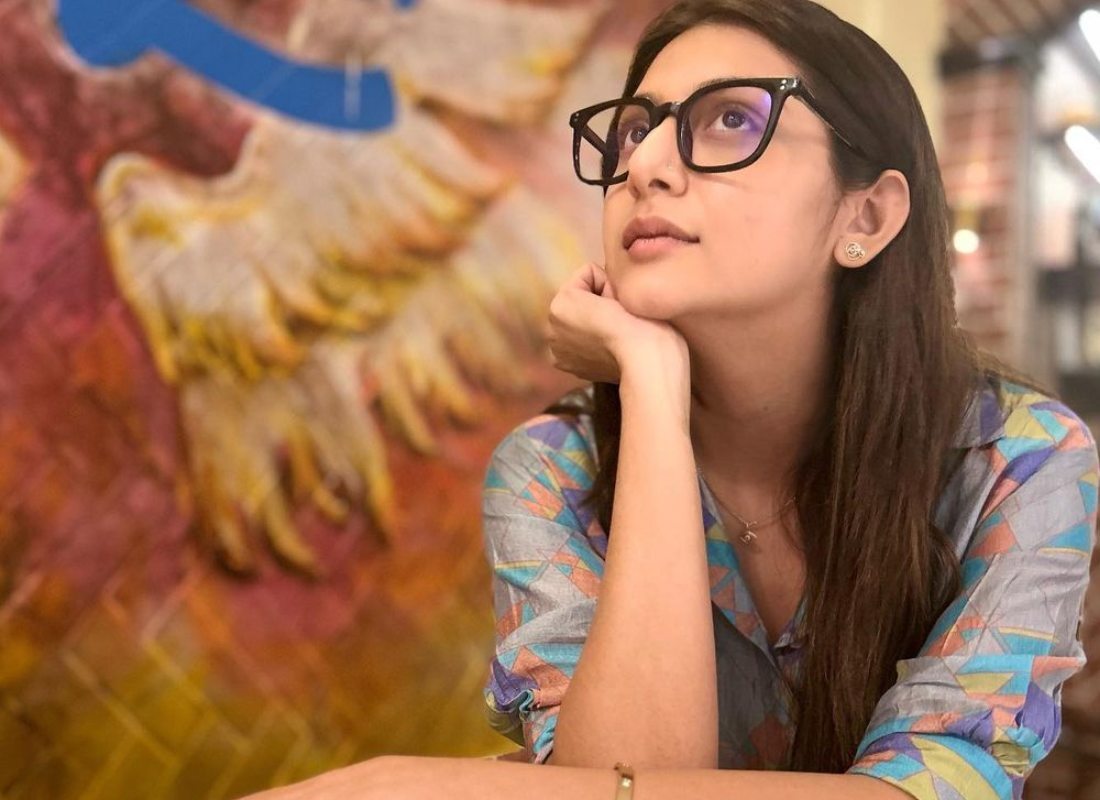 স্কুটির ওপর বসে আনমোনা হয়ে রয়েছেন স্বীকৃতি, কার কথা ভাবছেন অভিনেত্রী ...