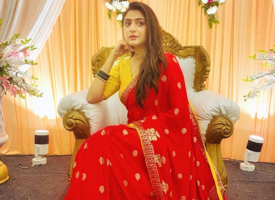 স্কুটির ওপর বসে আনমোনা হয়ে রয়েছেন স্বীকৃতি, কার কথা ভাবছেন অভিনেত্রী ...