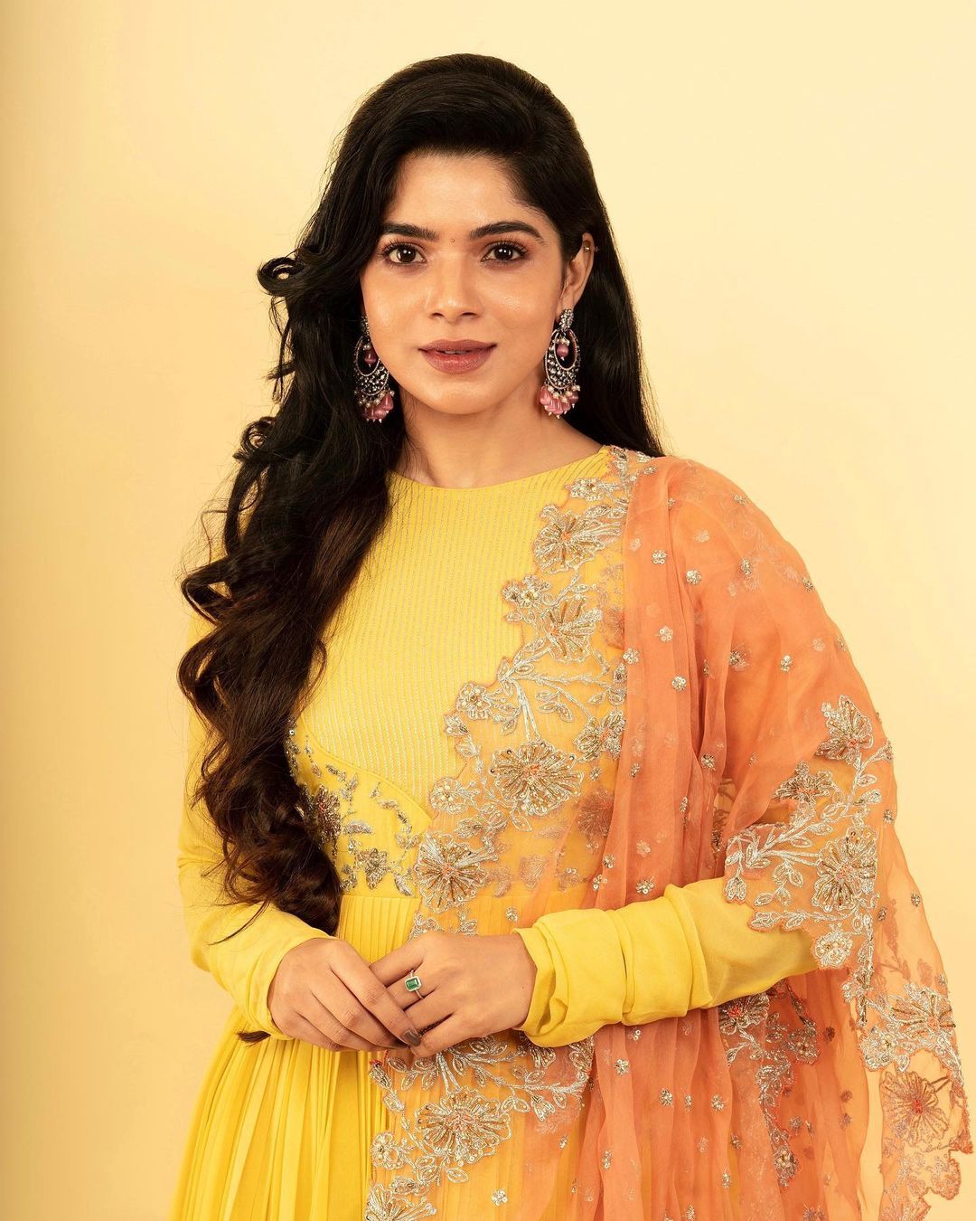 కవ్వించే అందాలతో మనసు దోచేస్తున్న దివ్య భారతి. | Actress Divya Bharathi ...