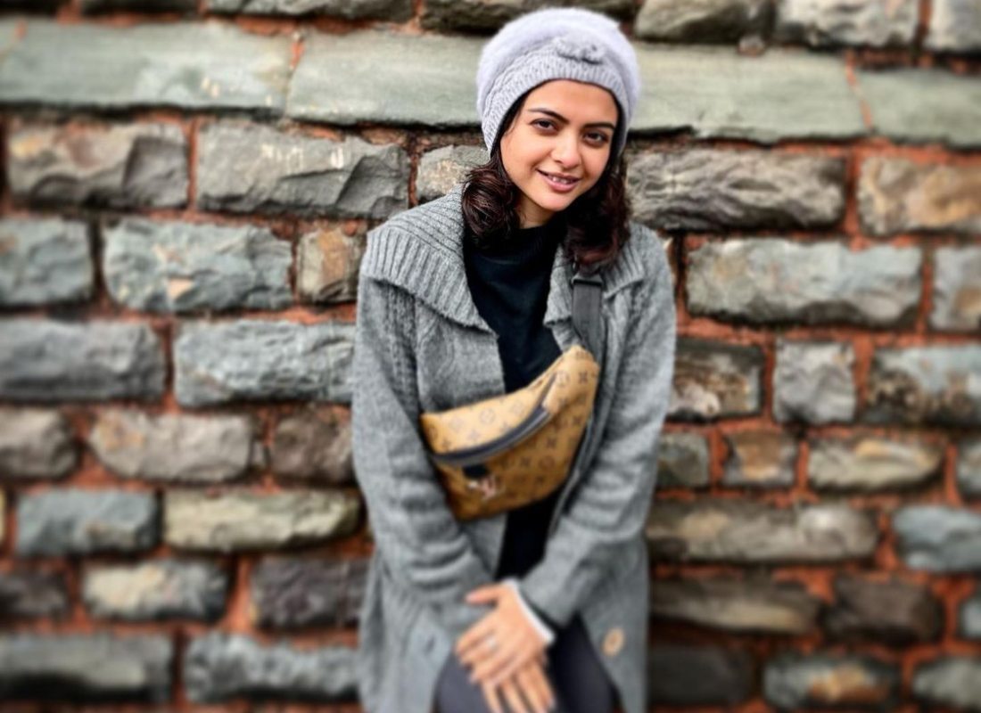 ছাই রঙের পোশাকে লাস্যময়ী শোলাঙ্কি, অভিনেত্রীর মিষ্টি হাসিতে ভুলছেন ...