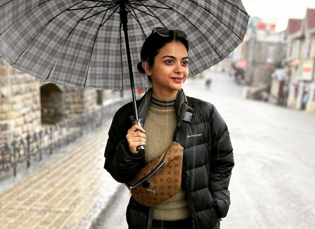 ছাই রঙের পোশাকে লাস্যময়ী শোলাঙ্কি, অভিনেত্রীর মিষ্টি হাসিতে ভুলছেন ...