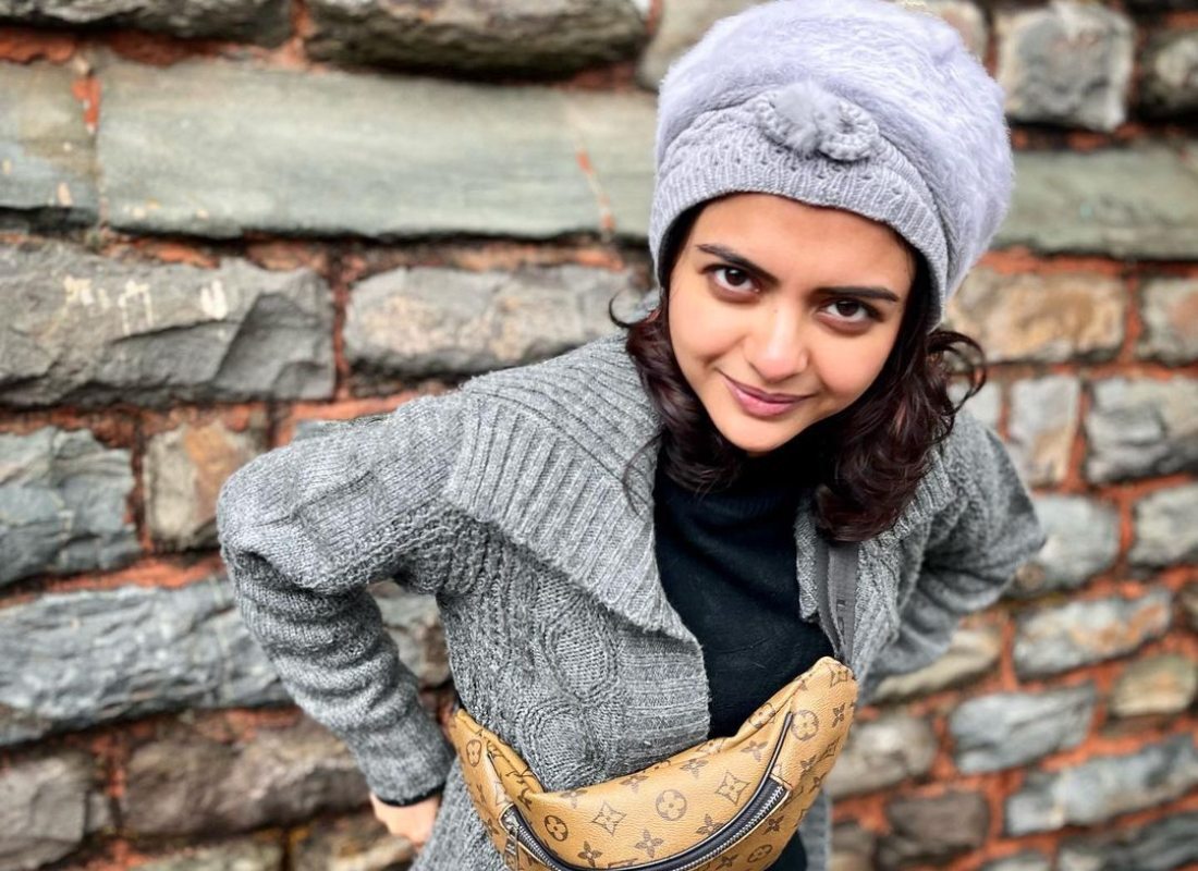 ছাই রঙের পোশাকে লাস্যময়ী শোলাঙ্কি, অভিনেত্রীর মিষ্টি হাসিতে ভুলছেন ...