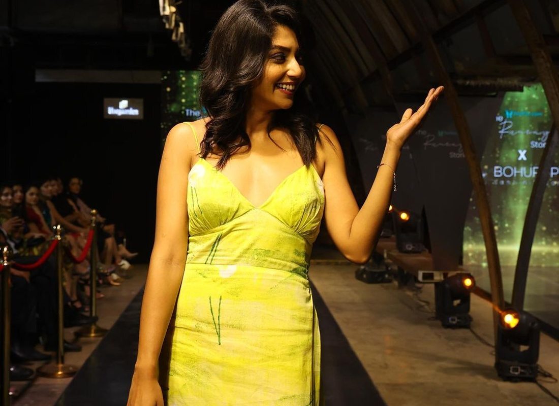 হলুদ পোশাকে লাস্যময়ী দেবলীনা, জেল্লা দেখে কাত হচ্ছেন অনুগামীরা ...