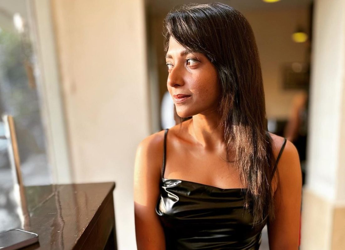 হলুদ পোশাকে লাস্যময়ী দেবলীনা, জেল্লা দেখে কাত হচ্ছেন অনুগামীরা ...