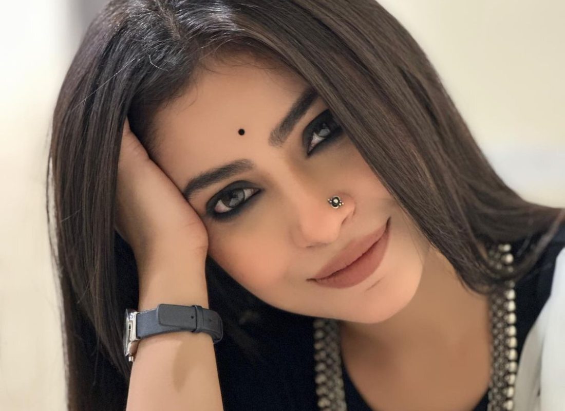 সৈকতের ধারে বসে পোজ দিচ্ছেন জেসমিন, নিমেষে ভাইরাল নয়া লুকের ছবি ...