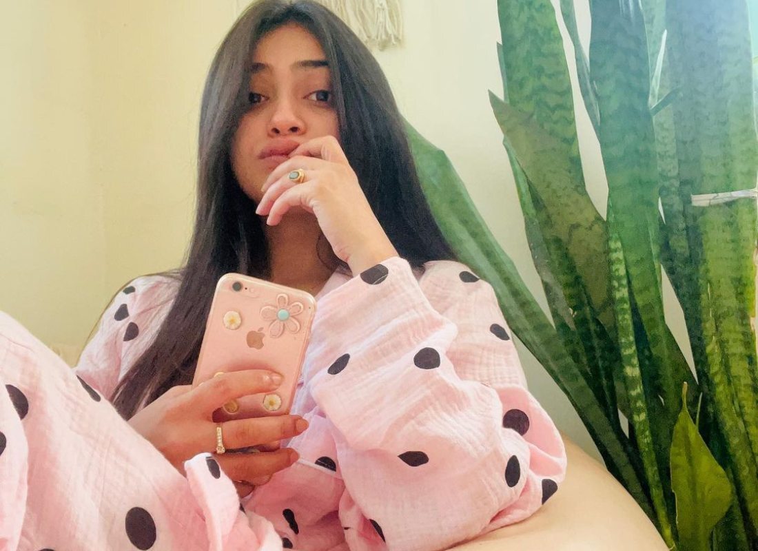 সৈকতের ধারে বসে পোজ দিচ্ছেন জেসমিন, নিমেষে ভাইরাল নয়া লুকের ছবি ...