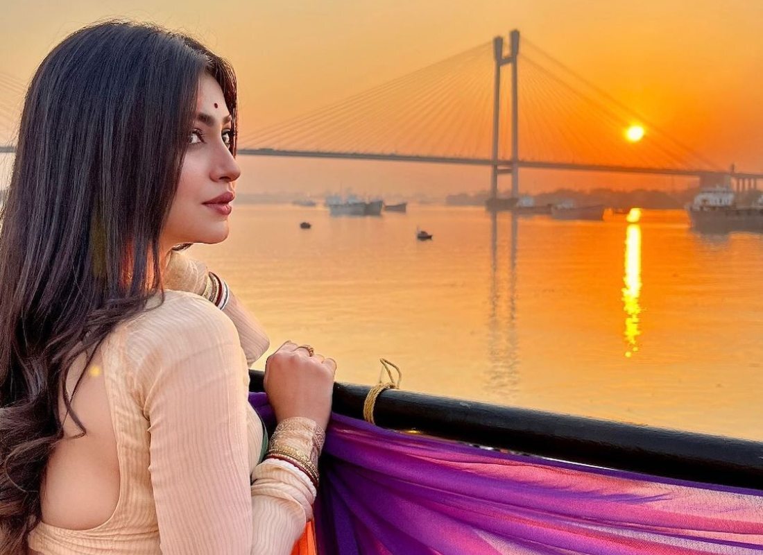 সৈকতের ধারে বসে পোজ দিচ্ছেন জেসমিন, নিমেষে ভাইরাল নয়া লুকের ছবি ...