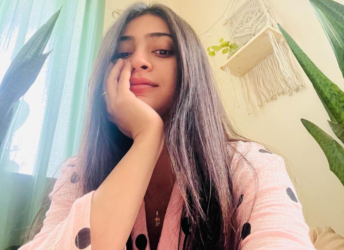 সৈকতের ধারে বসে পোজ দিচ্ছেন জেসমিন, নিমেষে ভাইরাল নয়া লুকের ছবি ...