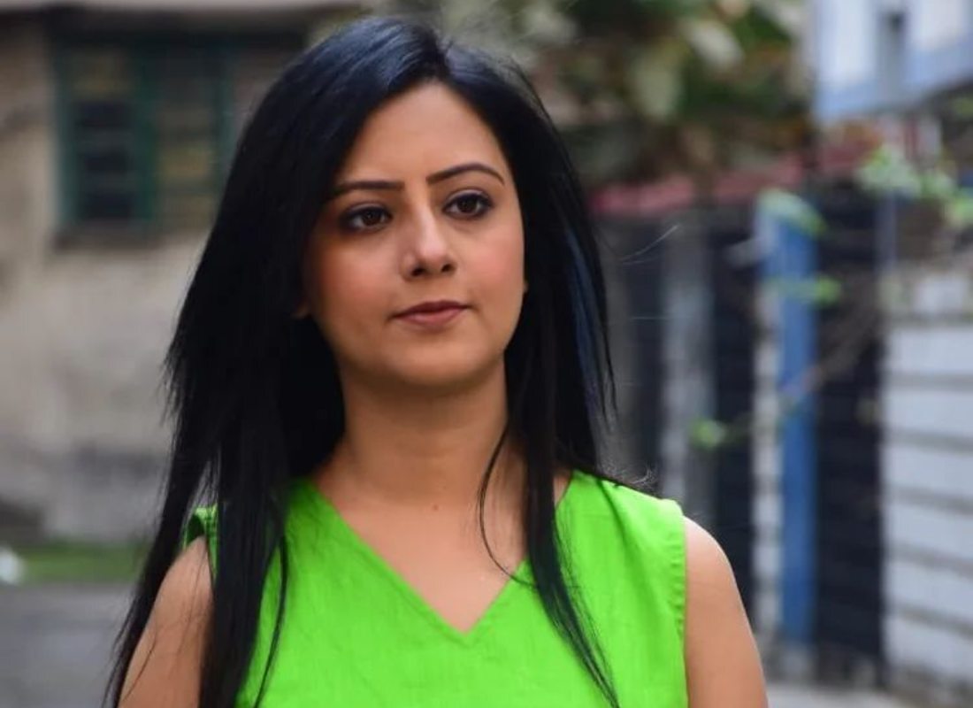 সবুজ টপে, অল্প মেকআপে নিজেকে সাজিয়ে তুলেছেন মানালি | Latest photoshoot ...