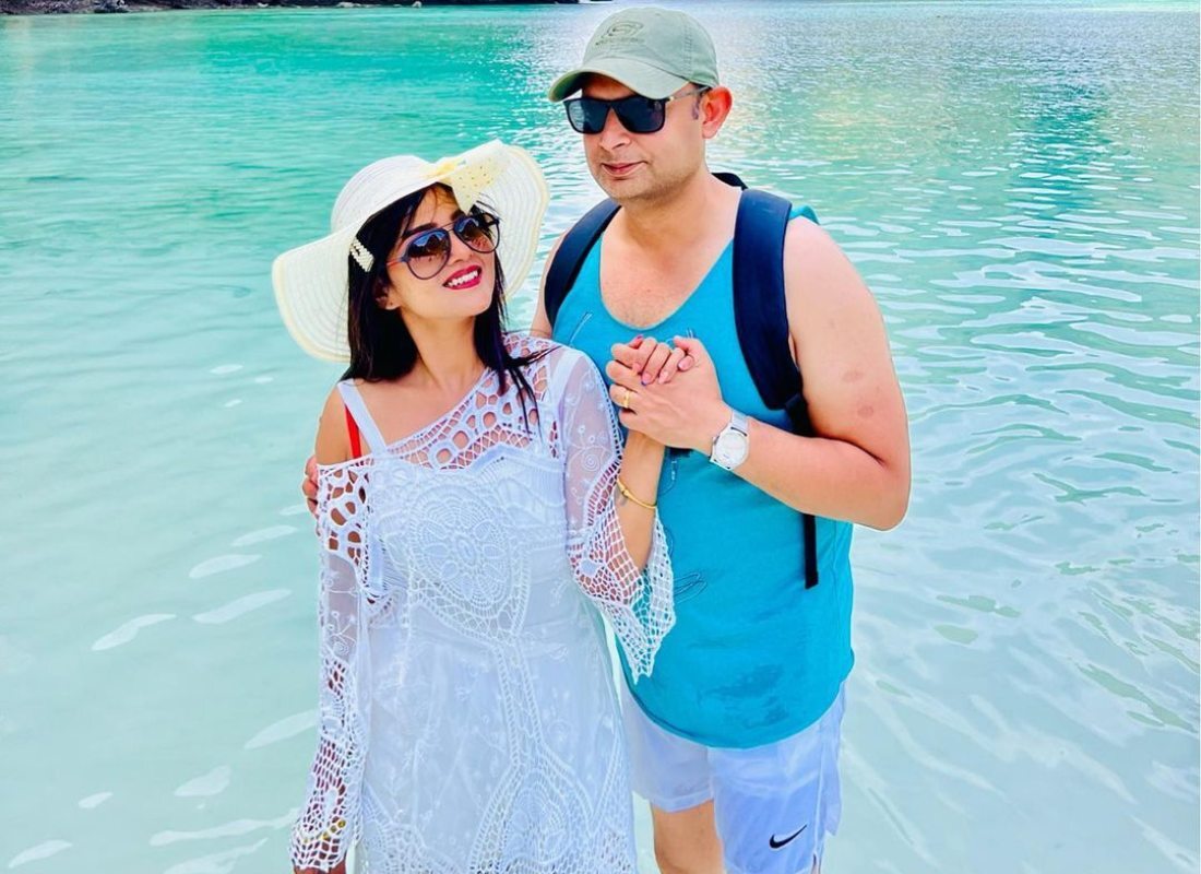 সাদা চুড়িদারে সুন্দরী শ্রীতমার দিক থেকে চোখ ফেরানো দায় ফ্যানেদের ...