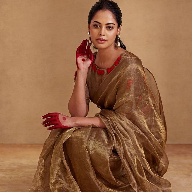 వలపుల వయ్యారాలతో మనసు దోచేస్తున్న బిందు మాధవి. | Actress Bindu Madhavi stunning beauty show goes ...