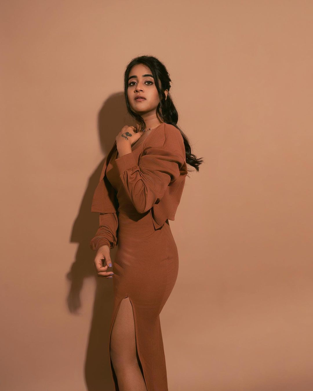 కంచె దూకేసిన దీప్తి సునైనా.. వలపుల వయ్యారాలతో సెగులు పుట్టిస్తున్న ...