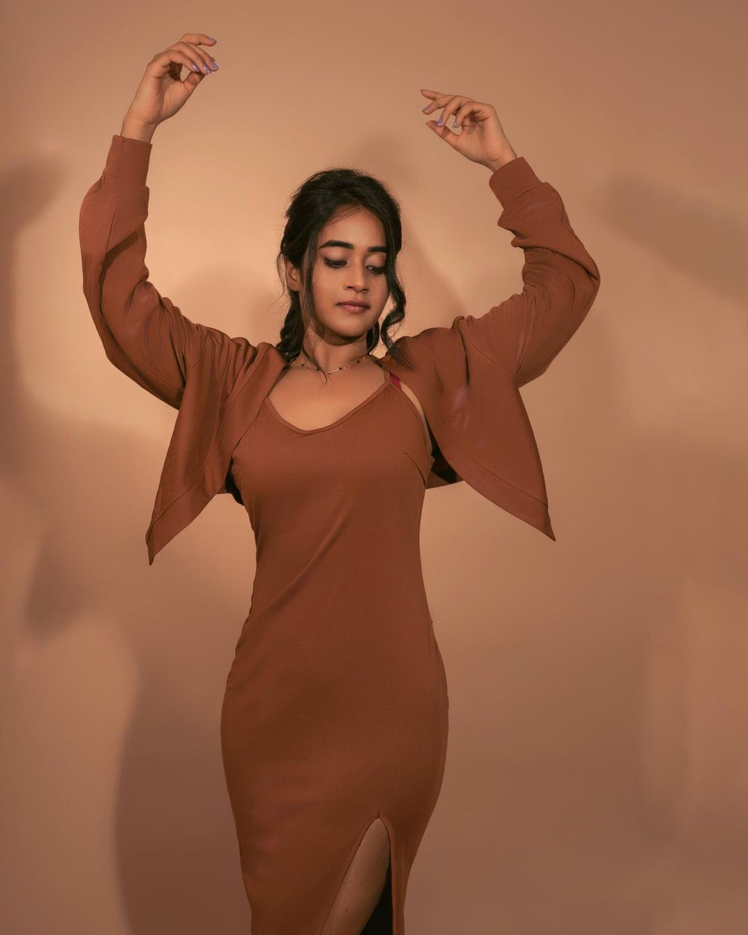 కంచె దూకేసిన దీప్తి సునైనా.. వలపుల వయ్యారాలతో సెగులు పుట్టిస్తున్న ...