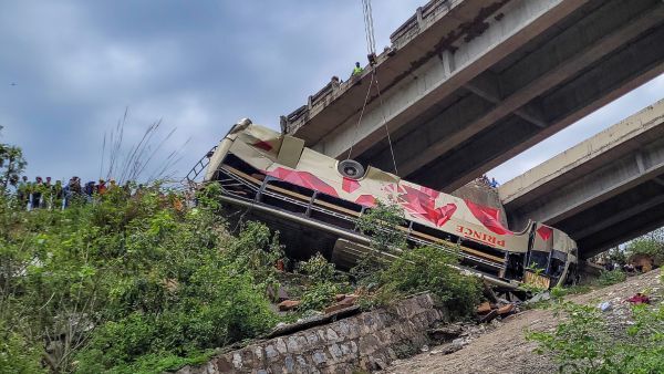 A bus fell under a bridge in Jammu and Kashmir, here the photos | A bus ...