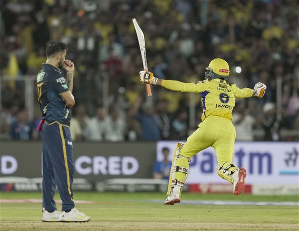 Chennai Super Kings Players Celebrate With The Trophy After Winning The ...