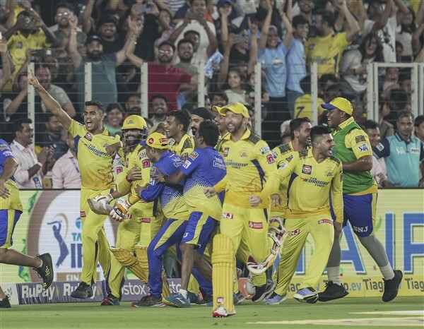 Chennai Super Kings Players Celebrate With The Trophy After Winning The ...