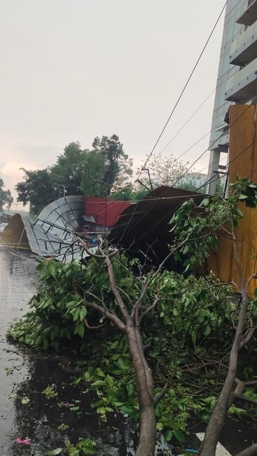 ಬೆಂಗಳೂರಿನಲ್ಲಿ ವರುಣನ ಅಟ್ಟಹಾಸ, ಜನಜೀವನ ಅಸ್ತವ್ಯಸ್ತ! ಚಿತ್ರಗಳಲ್ಲಿ ನೋಡಿ ...