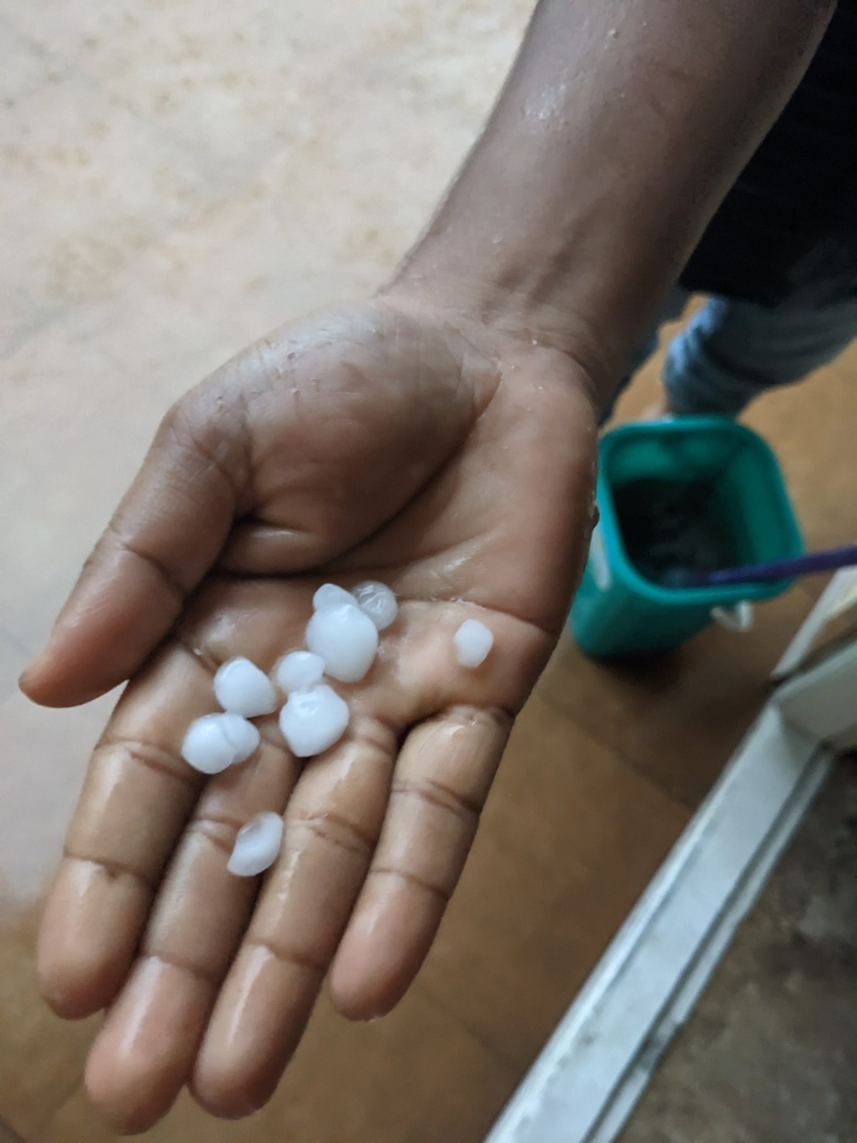 ಬೆಂಗಳೂರಿನಲ್ಲಿ ವರುಣನ ಅಟ್ಟಹಾಸ, ಜನಜೀವನ ಅಸ್ತವ್ಯಸ್ತ! ಚಿತ್ರಗಳಲ್ಲಿ ನೋಡಿ ...