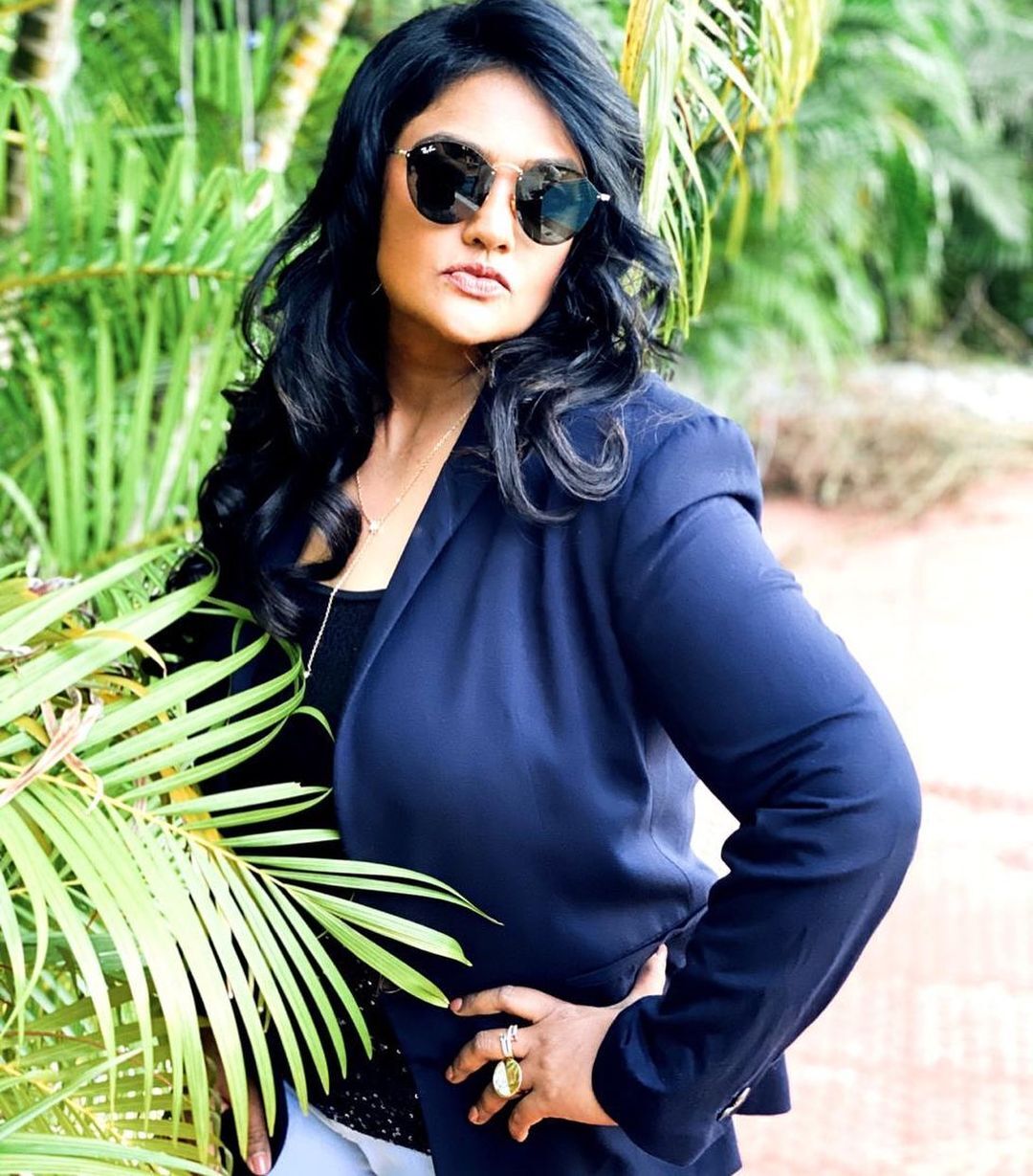 photos : மாடர்ன் உடையில் கலக்கும் 90ஸ் கிட்ஸ் நாயகி.. இப்போ என்ன ...