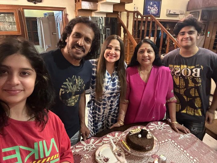 Photos அஜித்தின் ராஜா பட நடிகையை நியாபகம் இருக்கா மகன் மகளுடன் இப்போ எப்படி இருக்கார்