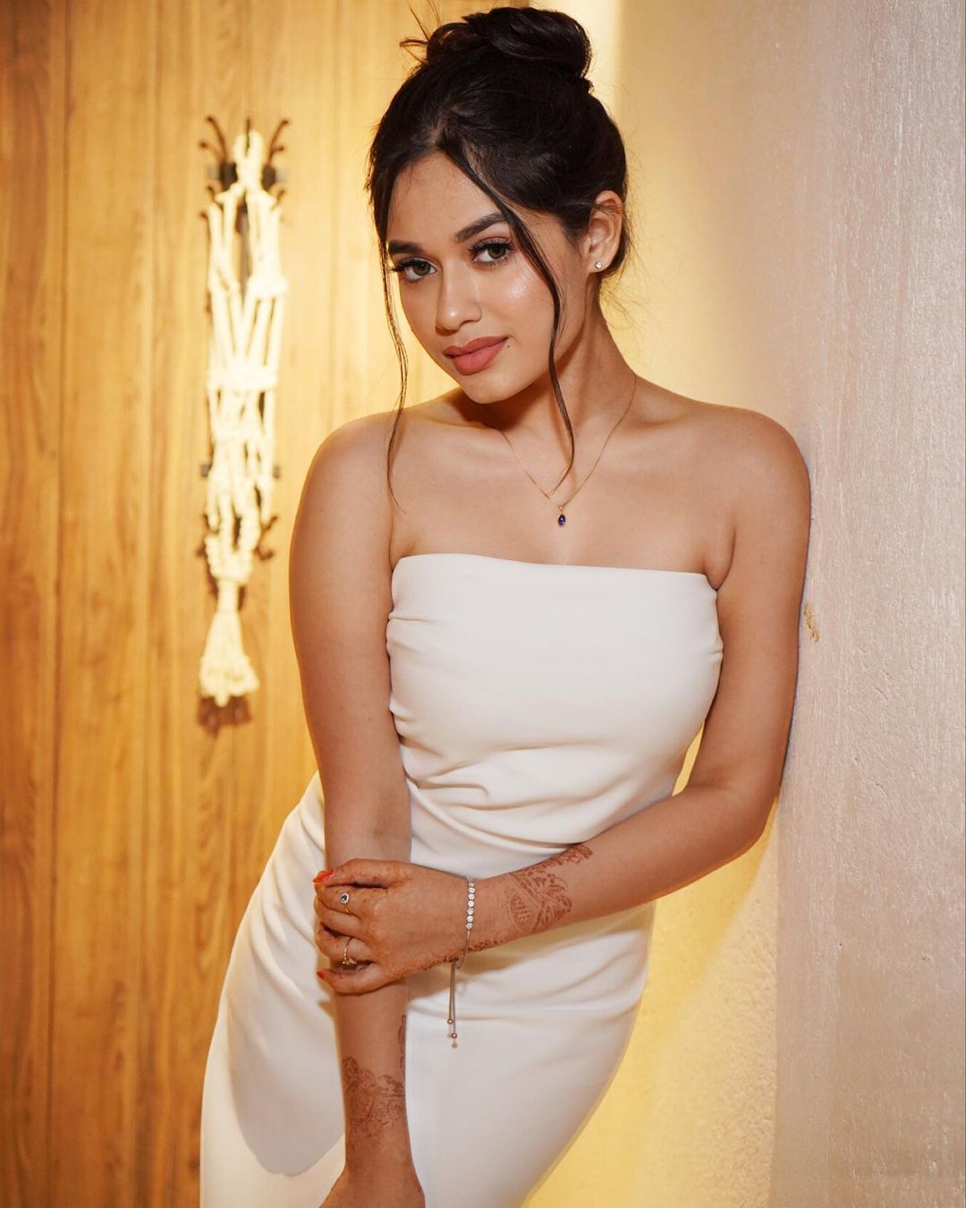 व्हाइट बॉडीकॉन आउटफिट में एक्ट्रेस जन्नत जुबैर ने दिखाई कातिलाना अदाएं, Photos देखकर फैंस ने ...