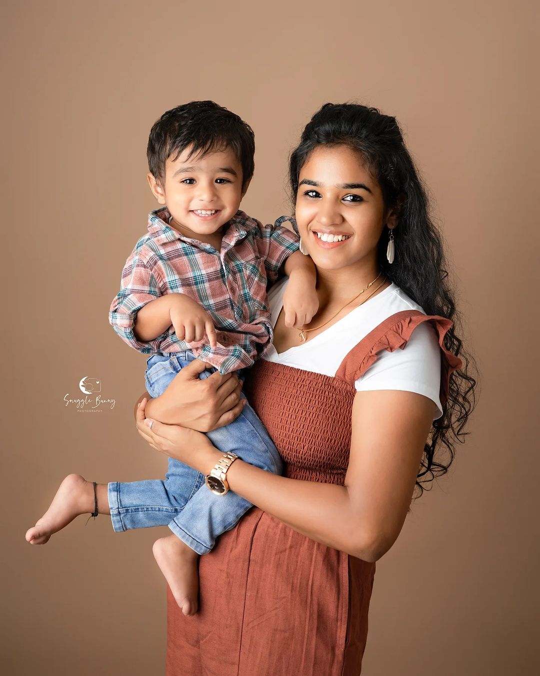 photos : மனைவியின் பிறந்தநாளை ஜோராக கொண்டாடிய ஆர்.ஜே. விஜய்.. கேப்ஷனை ...