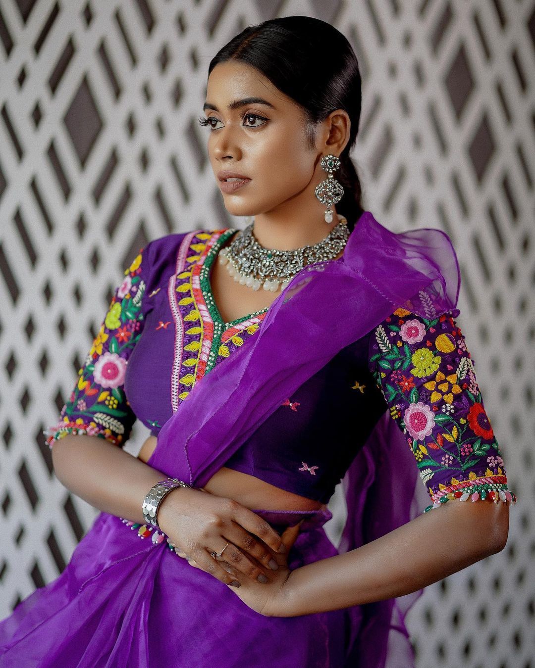 photos : 'எதுவும் எளிதாக கிடைத்துவிடாது'.. கையில் விருதுடன் சீரியல் ...