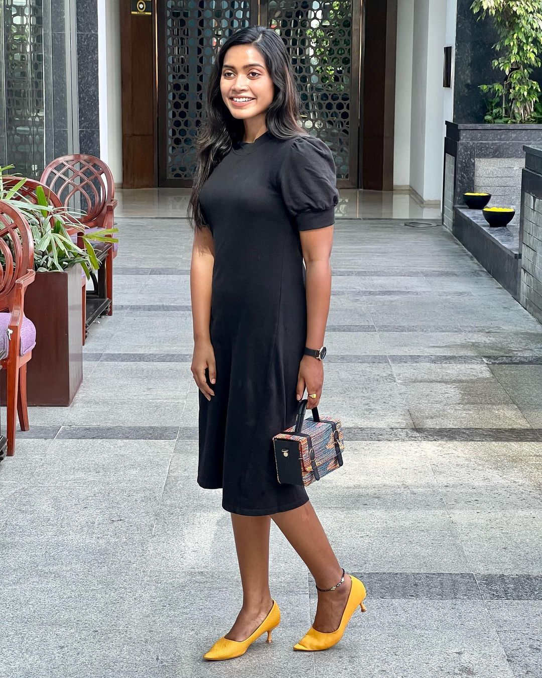 photos : 'எதுவும் எளிதாக கிடைத்துவிடாது'.. கையில் விருதுடன் சீரியல் ...
