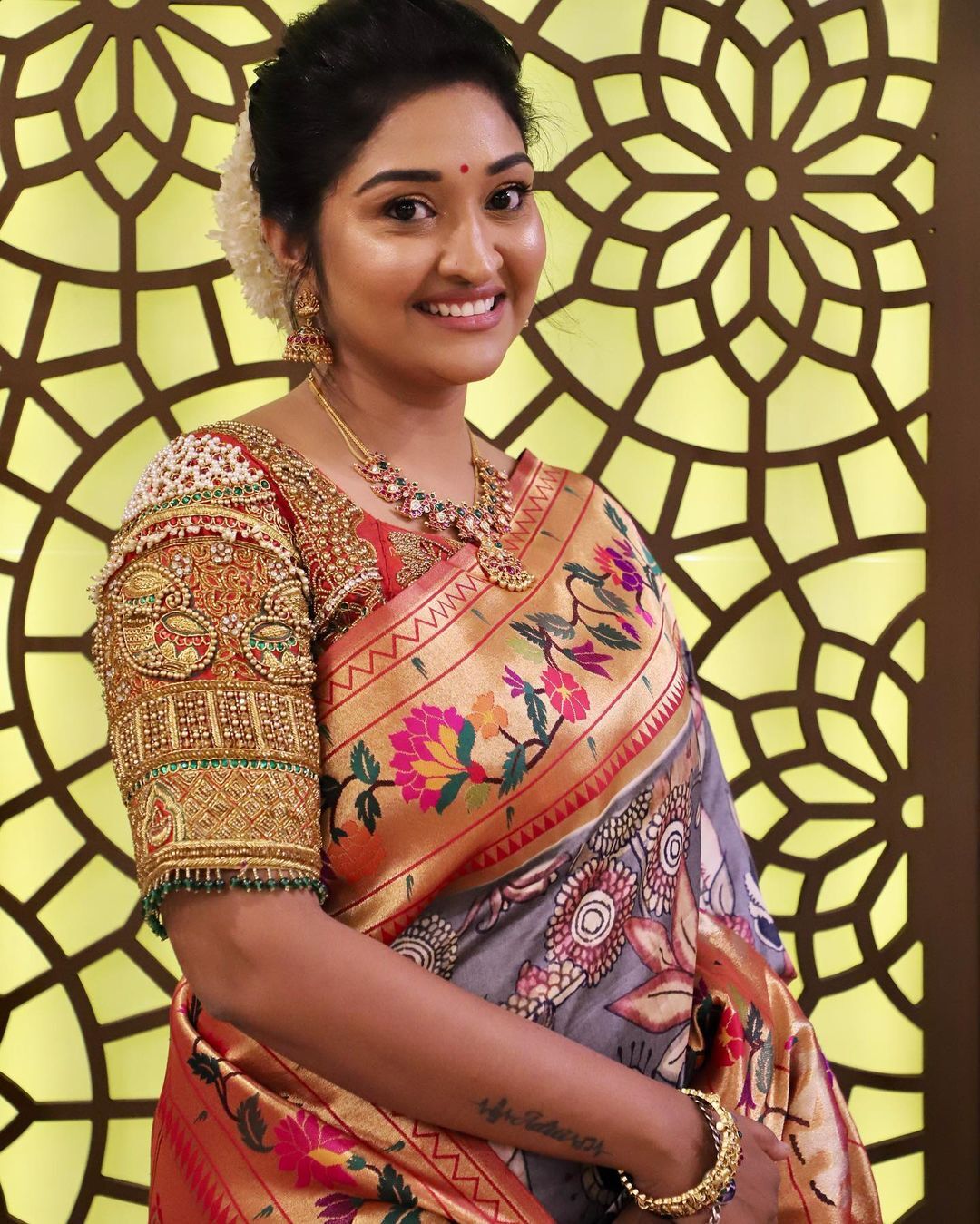 photos : பட்டுப்புடவையில் அழகாக ஜொலிக்கும் விஜய் டிவி பிரபலம்.. அவரே ...