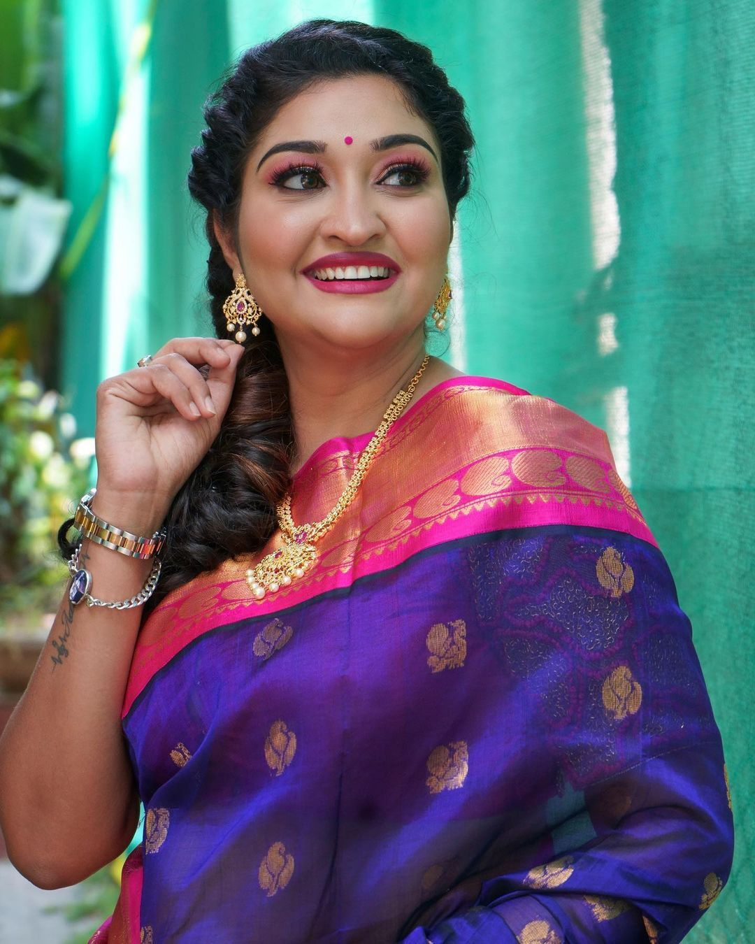 photos : பட்டுப்புடவையில் அழகாக ஜொலிக்கும் விஜய் டிவி பிரபலம்.. அவரே ...