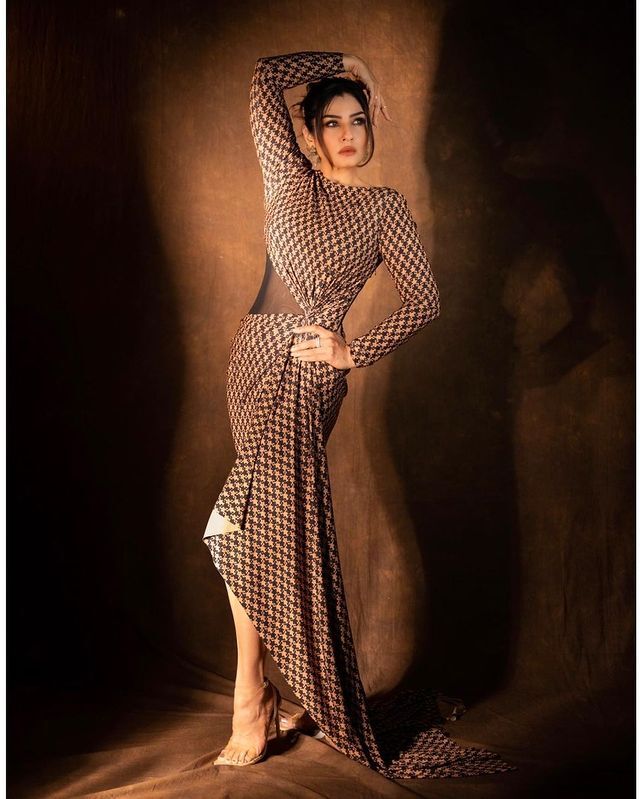 'टिप टिप बरसा पानी' फेम रवीना टंडन ने स्टाइलिश आउटफिट में दिए सेक्सी ...