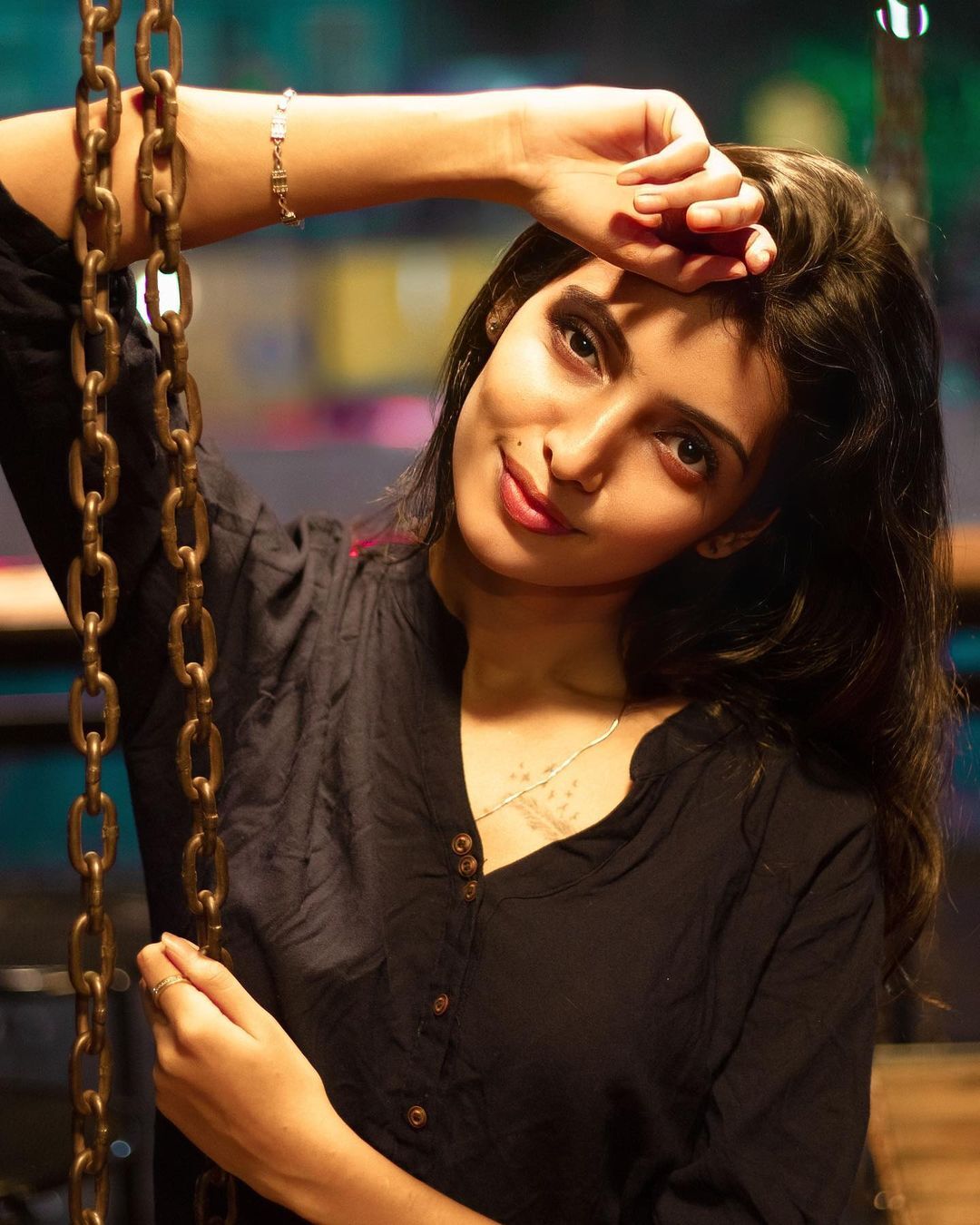 photos : அசால்ட்டாக பாம்பை கையில் வைத்து மாஸ் காட்டும் விஜய் டிவி நடிகை ...