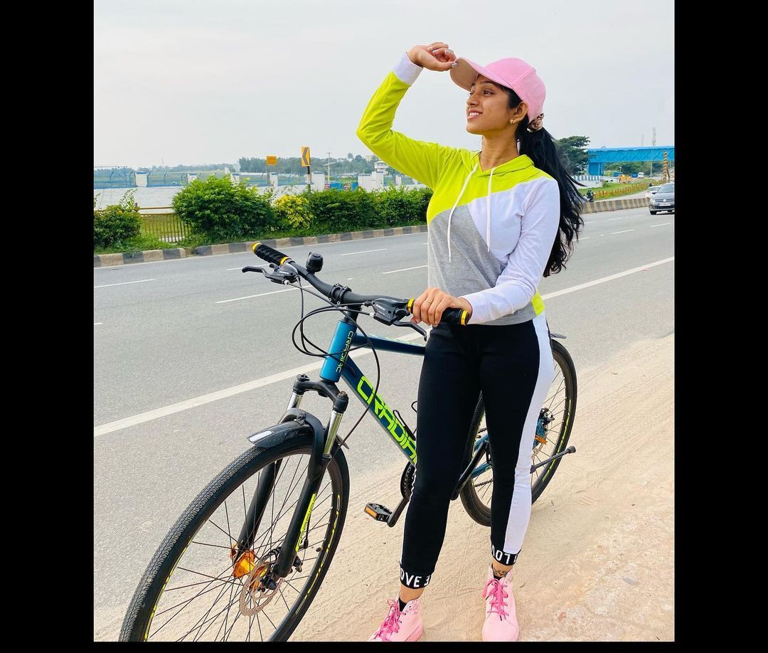 photos : மாடர்ன் உடையில் கலக்கும் நினைத்தாலே இனிக்கும் சீரியல் நாயகி ...