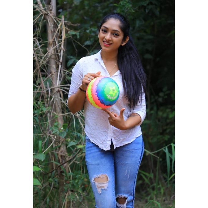 photos : மாடர்ன் உடையில் கலக்கும் நினைத்தாலே இனிக்கும் சீரியல் நாயகி ...