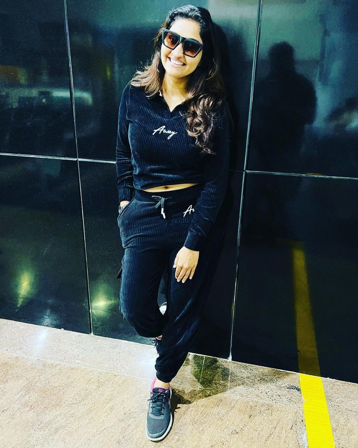 PHOTOS : விசில் சத்தம் பறக்க.. குடும்பத்துடன் சேப்பாக்கம் மைதானத்தில் ...