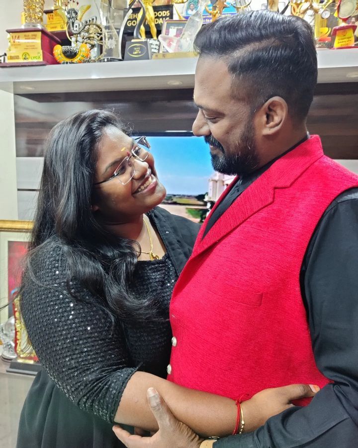 PHOTOS : குடும்பத்துடன் கேக் வேட்டி பிறந்தநாள் கொண்டாடிய 'விருமன்' பட ...