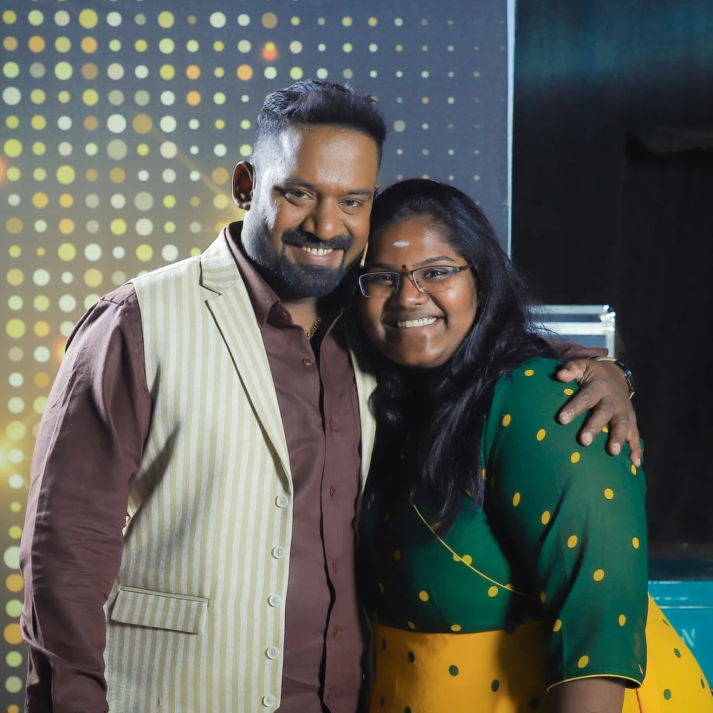 PHOTOS : குடும்பத்துடன் கேக் வேட்டி பிறந்தநாள் கொண்டாடிய 'விருமன்' பட ...