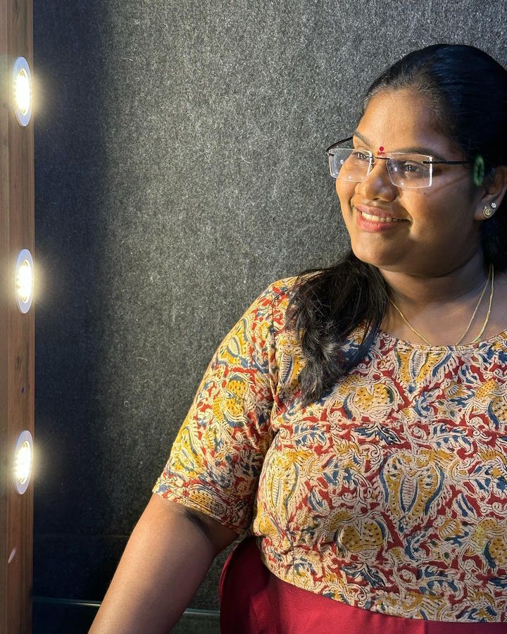 PHOTOS : குடும்பத்துடன் கேக் வேட்டி பிறந்தநாள் கொண்டாடிய 'விருமன்' பட ...