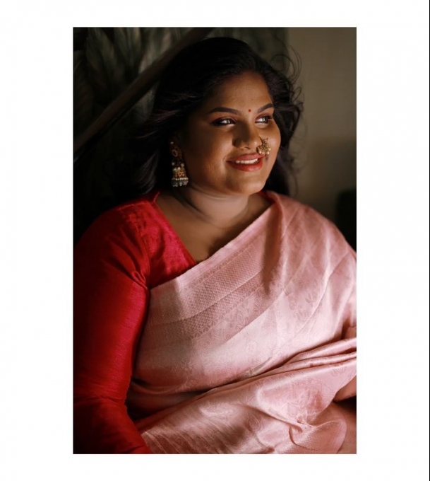 PHOTOS : குடும்பத்துடன் கேக் வேட்டி பிறந்தநாள் கொண்டாடிய 'விருமன்' பட ...