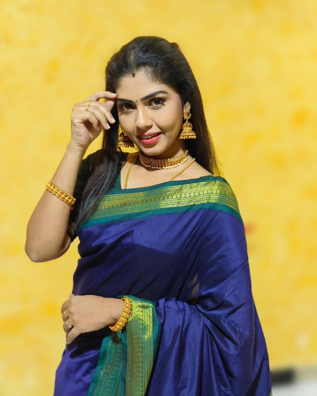 photos : ஏர்போட்டில் அட்ராசிட்டி பண்ணும் 'பாண்டியன் ஸ்டோர்ஸ்' நடிகை.. எங்க போயிருக்காங்க பாருங்க ...