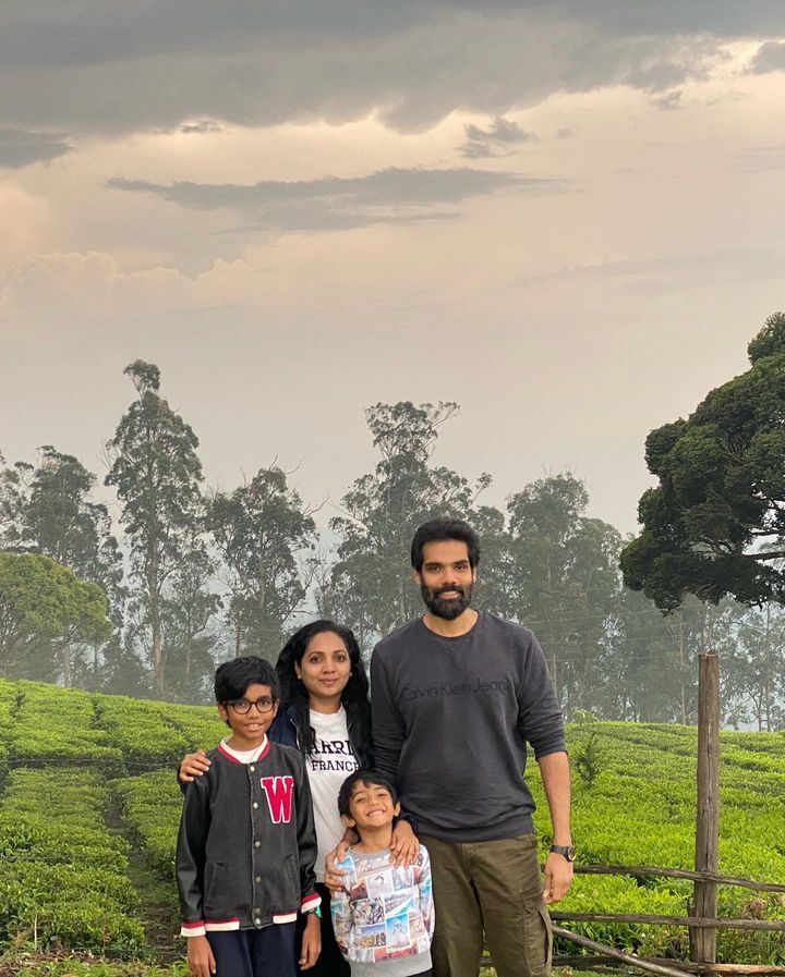 PHOTOS : இவருக்கு இவ்வளவு பெரிய மகன்களா? 'நாய்கள் ஜாக்கிரதை' பட ...