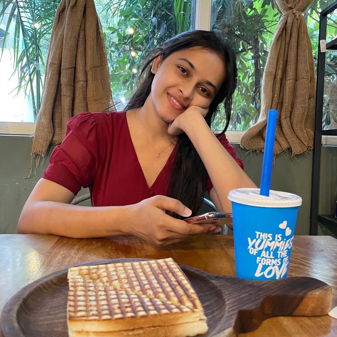 photos : சூரிய குளியல் போடும் சிவகார்த்திகேயன் பட நடிகை.. யாருன்னு ...