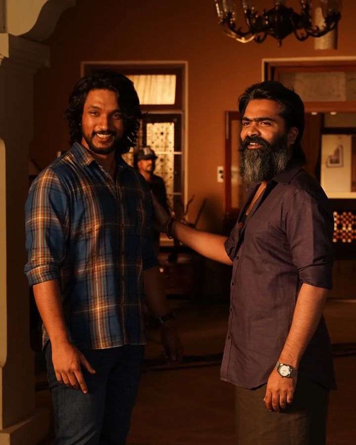 PHOTOS : இந்த புகைப்படத்தில் இருக்கும் வாரிசு நடிகர் யாருன்னு தெரியுதா ...