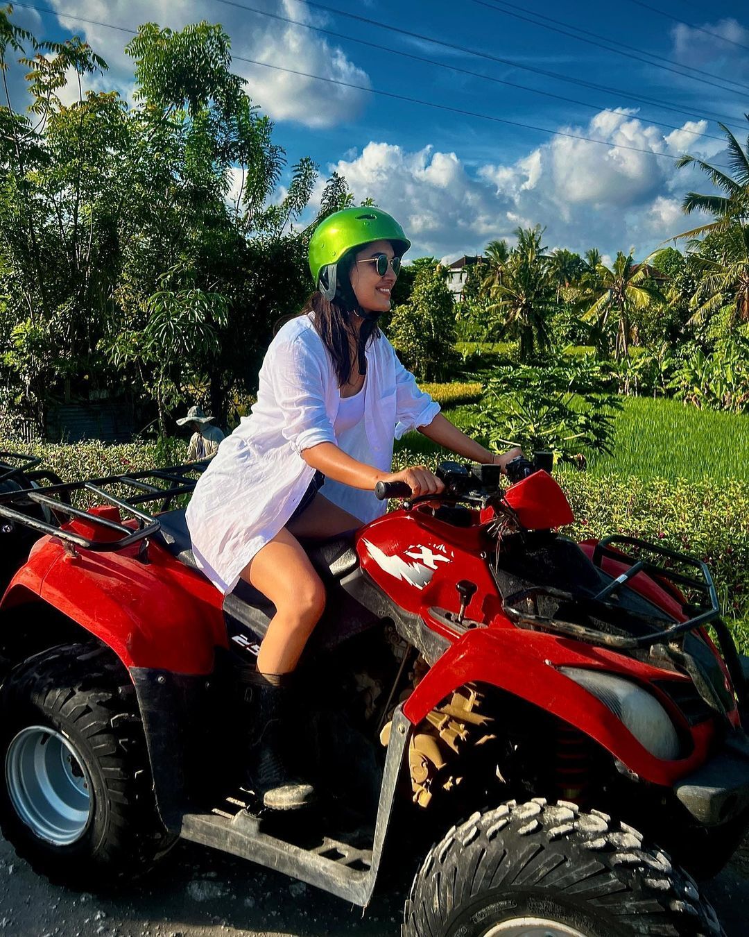 photos : மாடர்ன் உடையில் கலக்கும் வாணி போஜன்.. எங்க போயிருக்காங்க தெரியுமா.. | actress vani ...