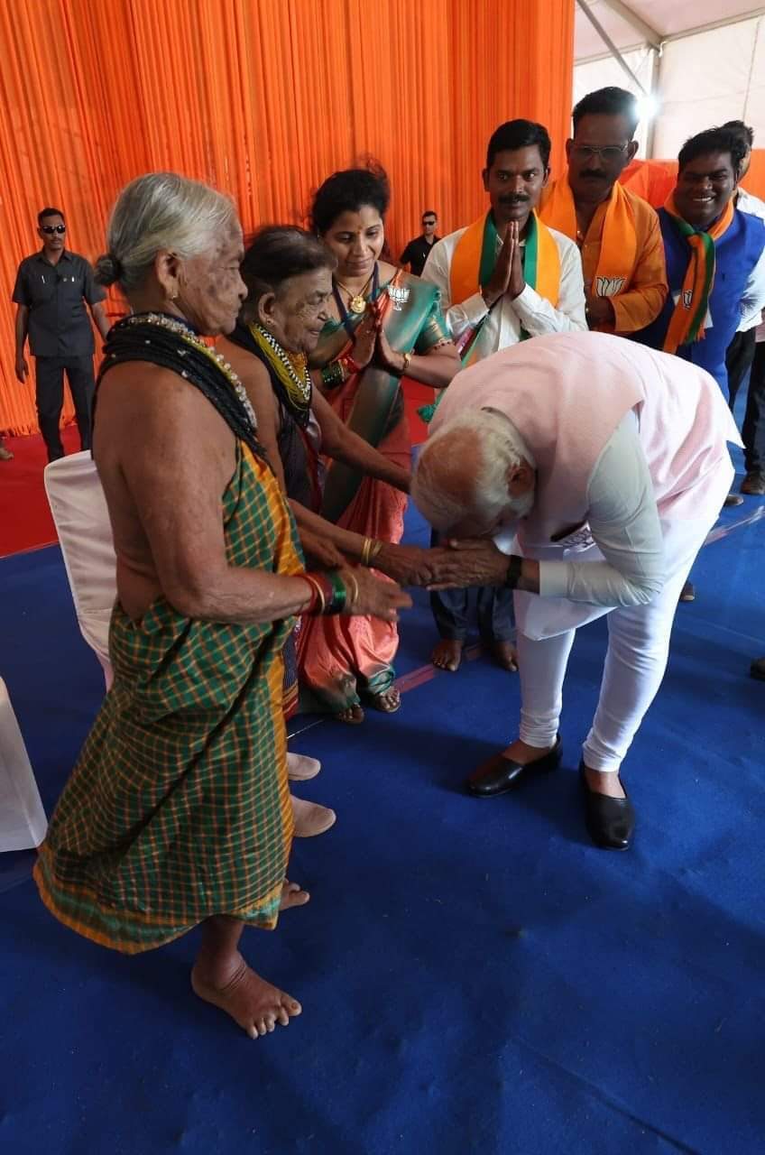 ಪದ್ಮಶ್ರೀ ಪುರಸ್ಕೃತರಿಂದ ಆಶೀರ್ವಾದ ಪಡೆದ ಪ್ರಧಾನಿ ಮೋದಿ | PM Modi Met Sukri Bommagowda And Tulsi Gowda ...