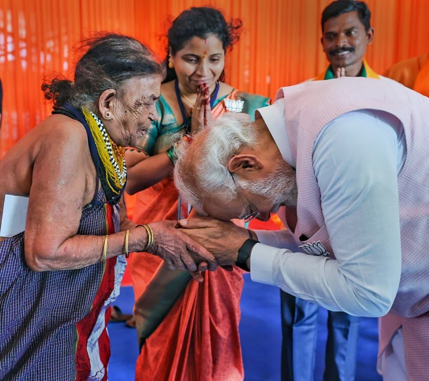 PM Narendra Modi Meets Padma Shri Tulsi Gowda During His Visit To ...