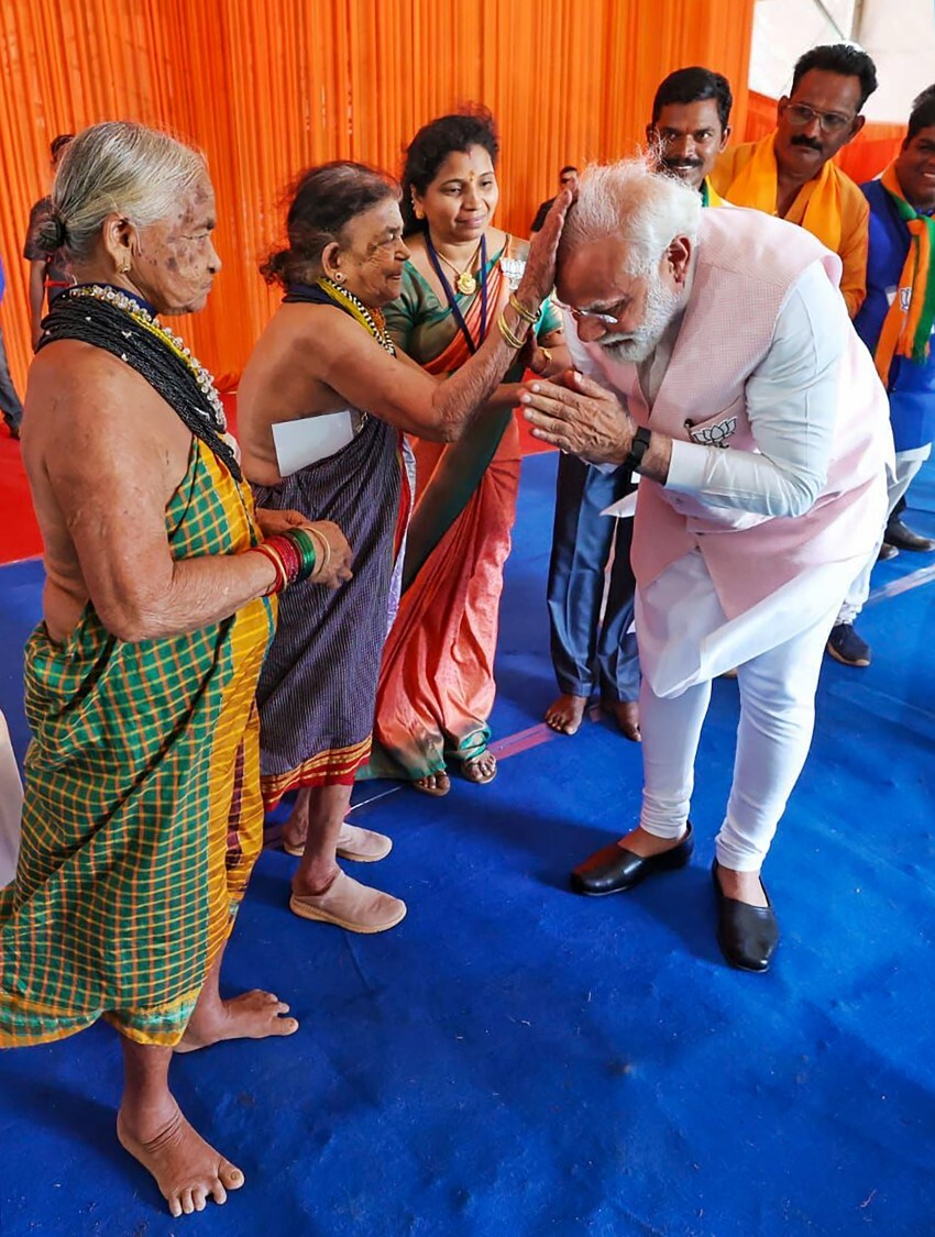PM Narendra Modi Meets Padma Shri Tulsi Gowda During His Visit To ...