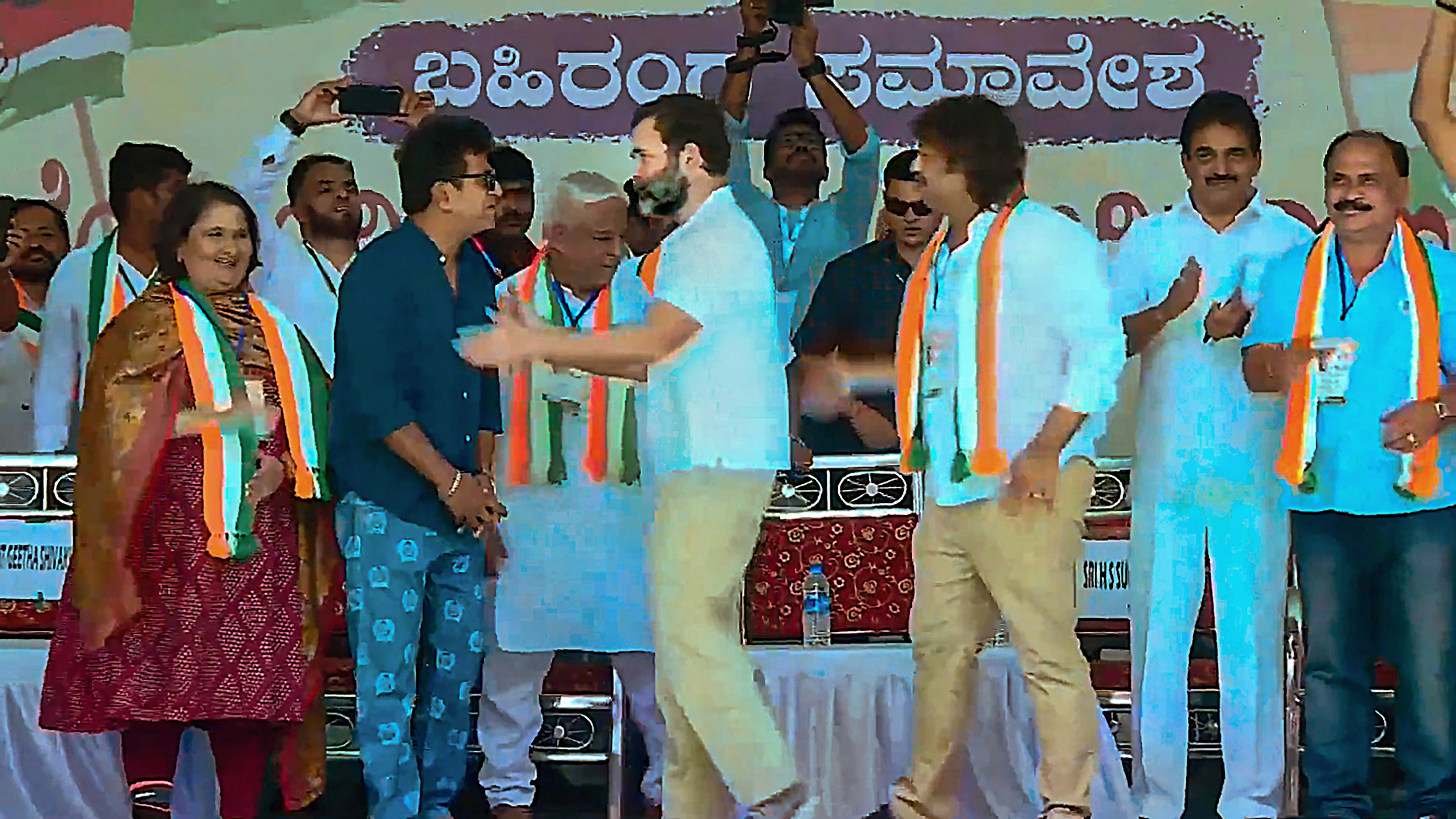ಶಿವರಾಜ್‌ ಕುಮಾರ್‌ ತಬ್ಬಿಕೊಂಡು ಆತ್ಮೀಯತೆ ಮೆರೆದ ರಾಹುಲ್‌ ಗಾಂಧಿ | Rahul Gandhi ...
