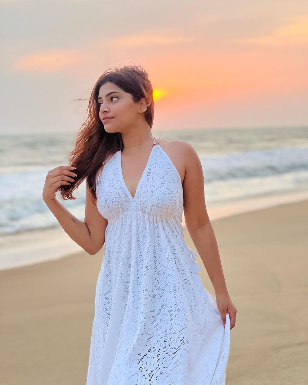 Saturday Night Fame Malavika Sreenath Latest Beach Side Photoshoot Goes ...