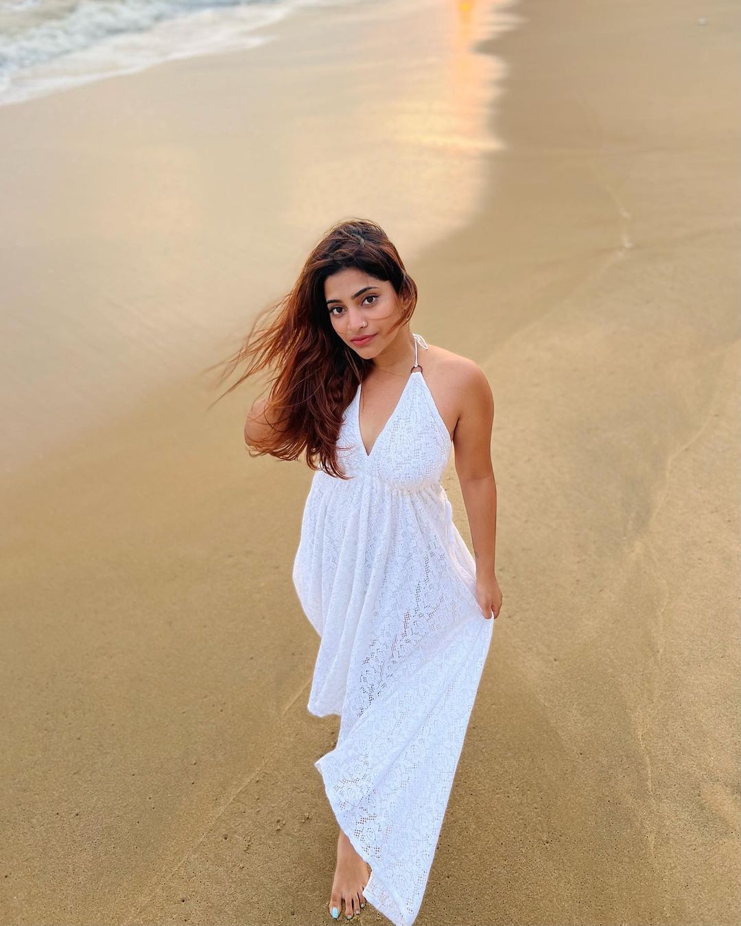 Saturday Night Fame Malavika Sreenath Latest Beach Side Photoshoot Goes ...